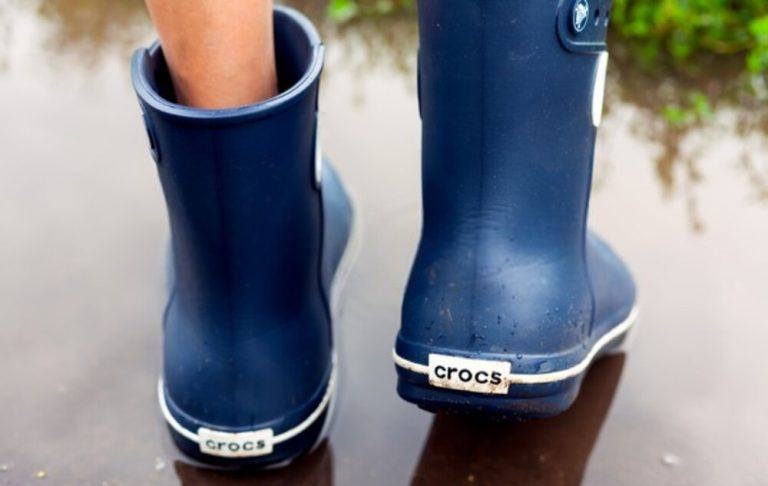 The 10 Reasons for Hospital Staffs Wear Crocs - Hood MWR