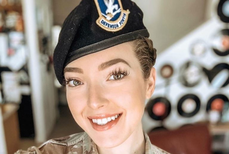 20 Beautiful Female Soldiers Like Models - Hood MWR