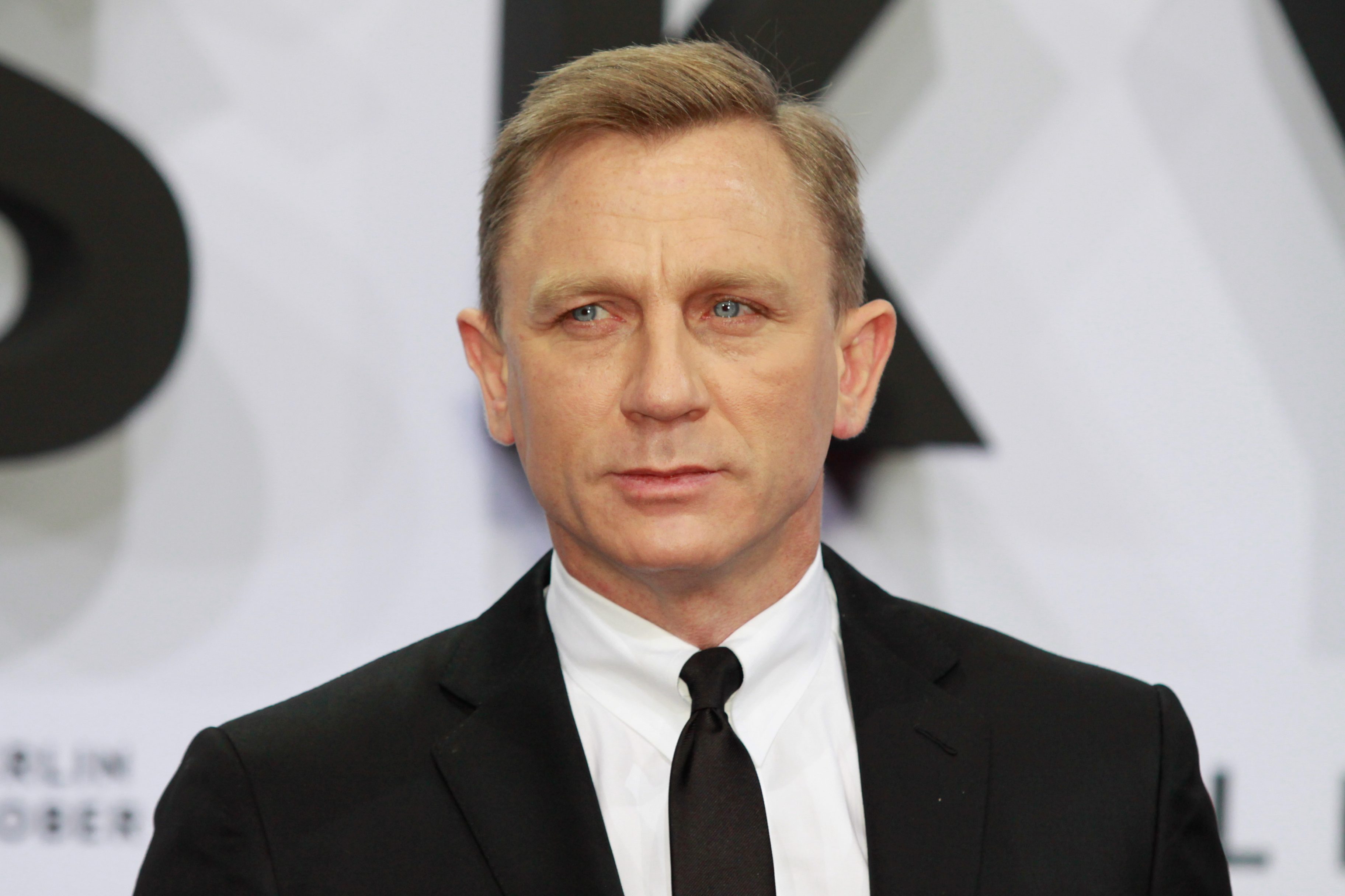 Daniel Craig Height: How Tall is The English Actor? - Hood MWR Daniel Craig Height: How Tall is The English Actor? - Hood MWR