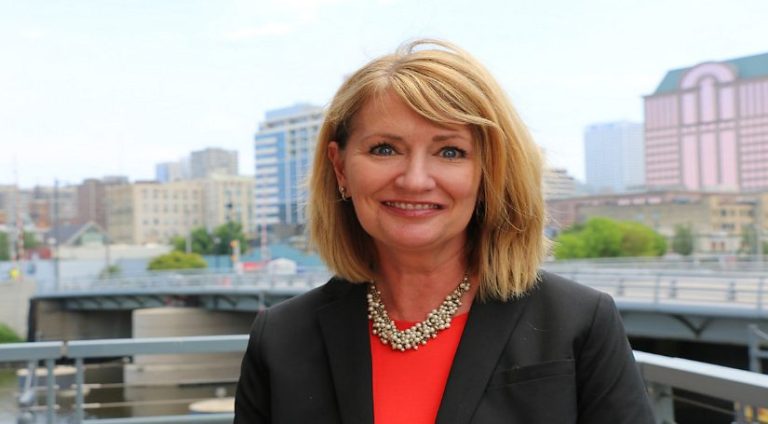 Top 21 Famous Female Meteorologists Of All Time - Hood MWR