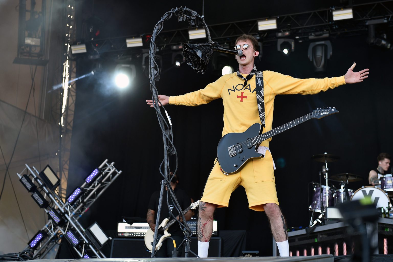 Machine Gun Kelly Height: How Tall is Colson Baker? - Hood MWR