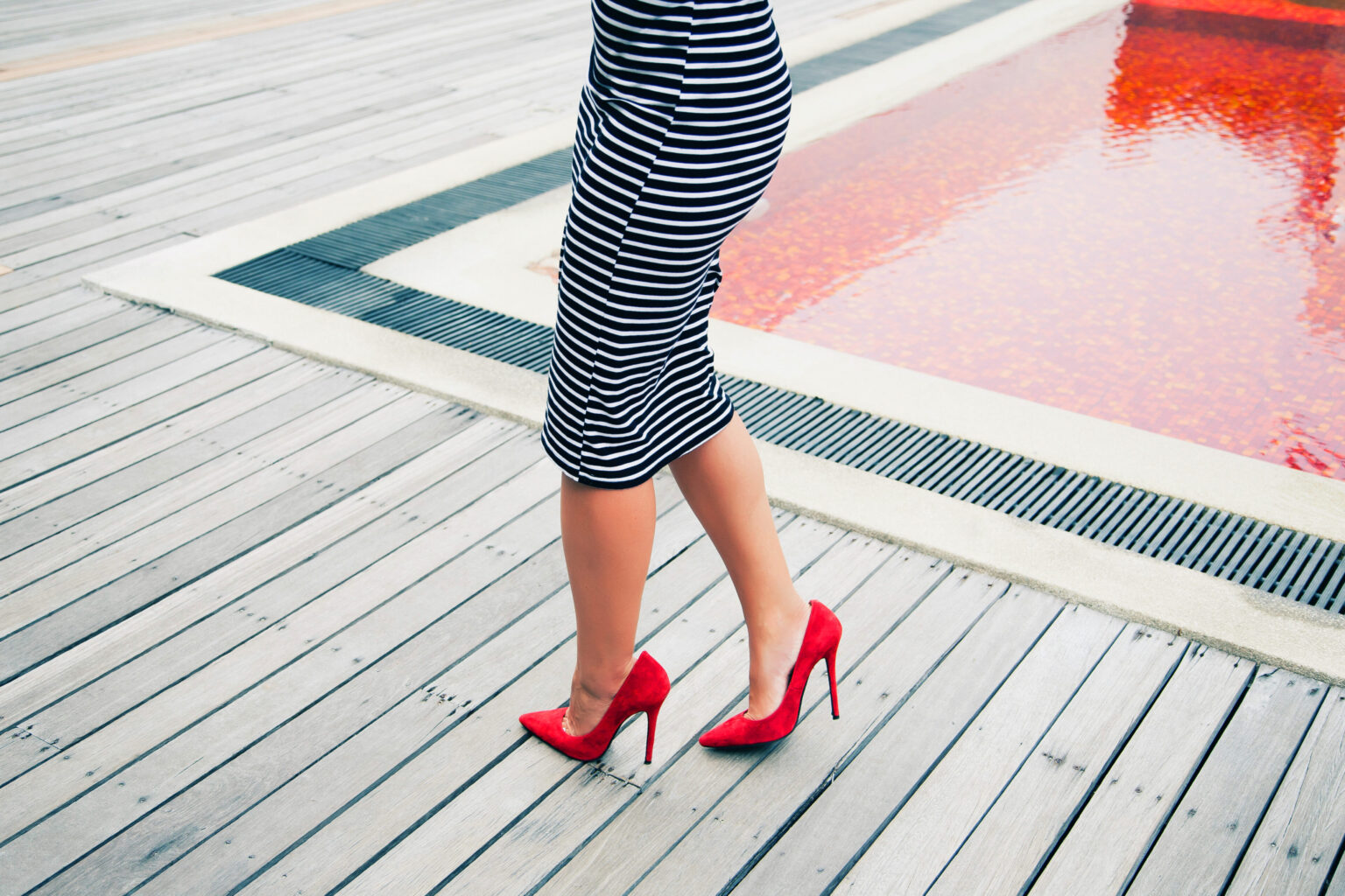 43 Great Outfit Ideas with Red Shoes - Hood MWR