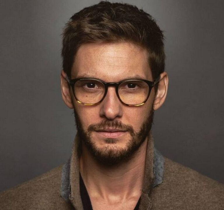 50 Hottest Male Celebrities Wearing Glasses - Hood MWR