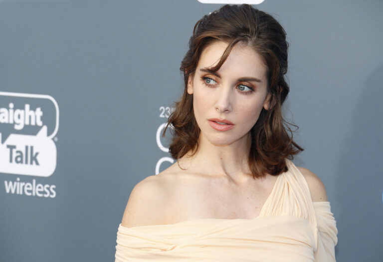 50 Famous Celebrities Who Are 5'3" Tall (160 cm) - Hood MWR