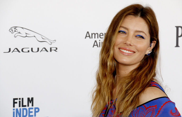 50 Female Celebrities Who Are 5'7" Tall (170 cm) - Hood MWR