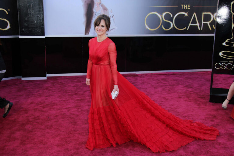 50 Famous Celebrities Who Are 5'3" Tall (160 cm) - Hood MWR