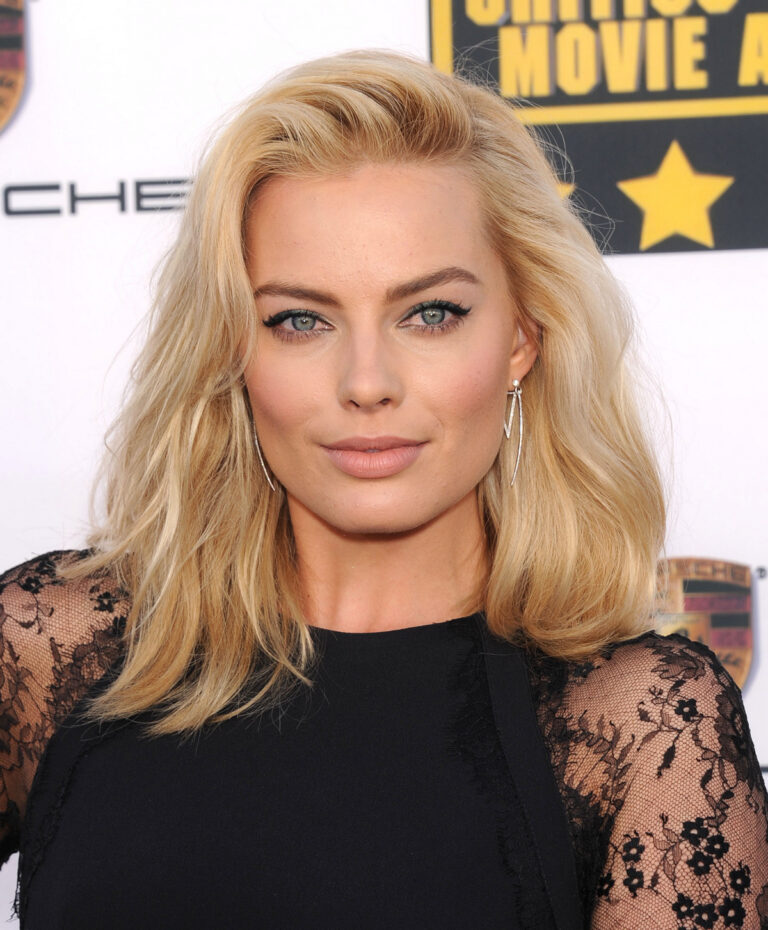 50 Celebrities Who Are 5'6" Tall (168 cm) - Hood MWR