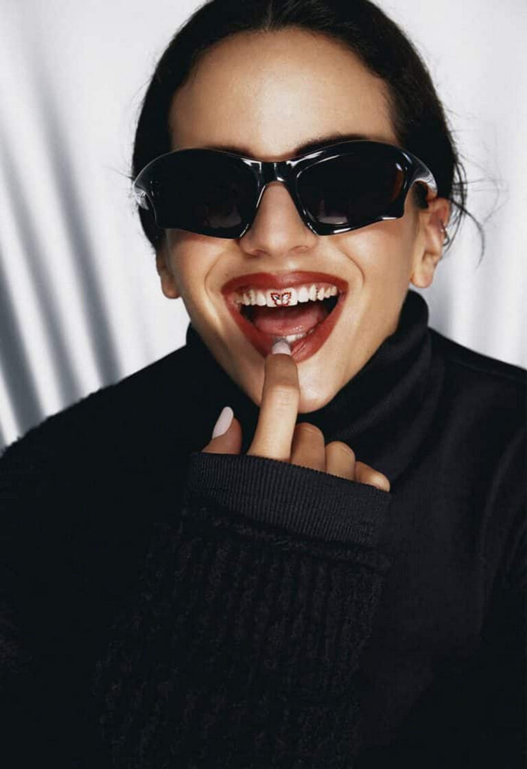 50 Famous People Decorate Their Teeth With Gems - Hood MWR