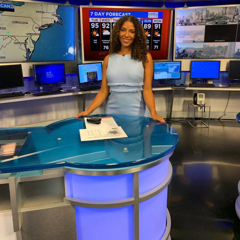 50 Beautiful Female Weather Reporters - Hood MWR