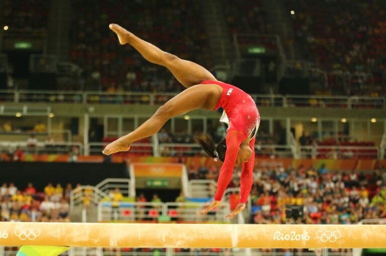 Simone Biles Height: How Tall is The American Gymnast? - Hood MWR