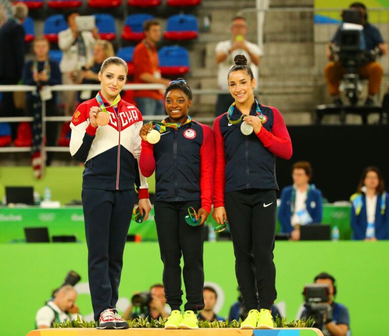 Simone Biles Height: How Tall is The American Gymnast? - Hood MWR
