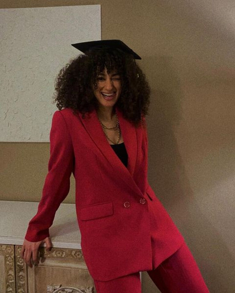 30 Stylish Outfit Combinations of What To Wear Under Cap And Gown ...