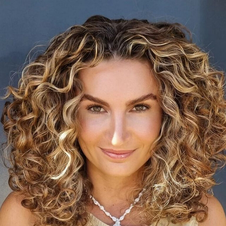 35 Short Curly Hairstyles for Women with Round Faces to Enhance Your ...