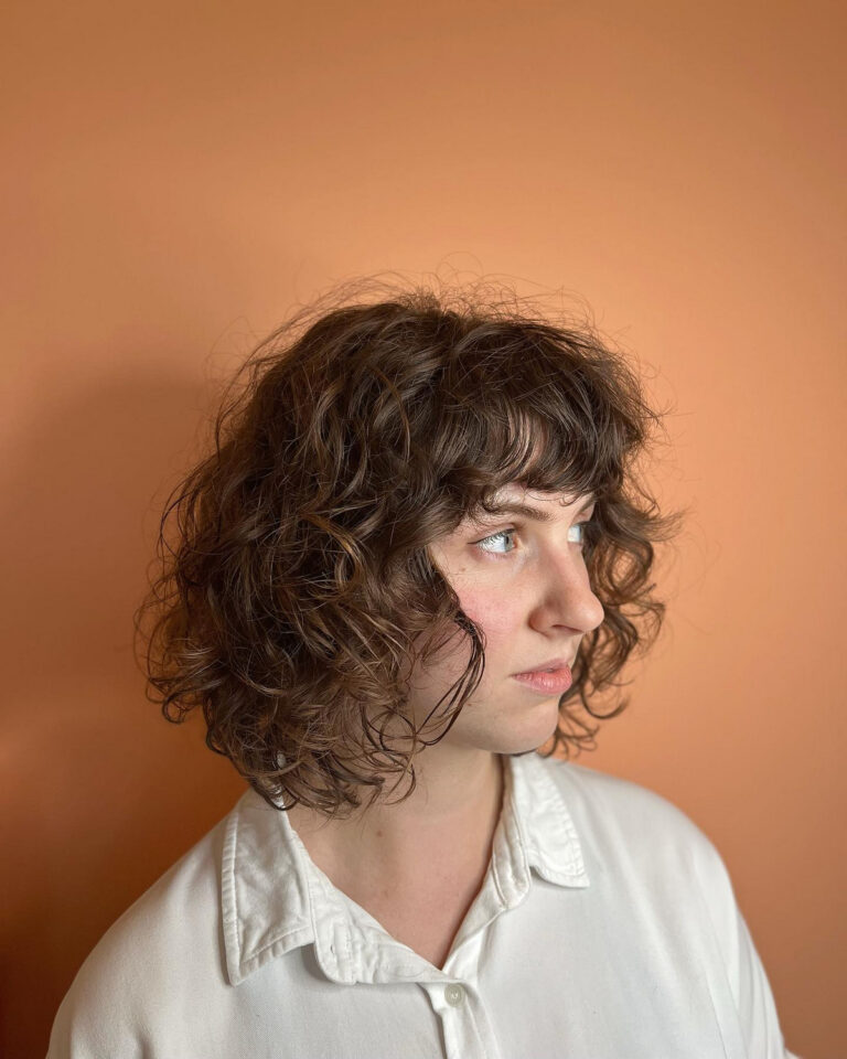 35 Short Curly Hairstyles For Women With Round Faces in 2023 - Hood MWR