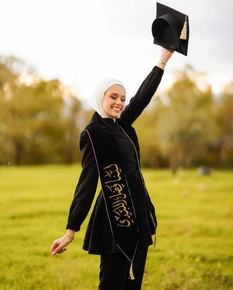 30 Stylish Outfit Combinations of What To Wear Under Cap And Gown ...