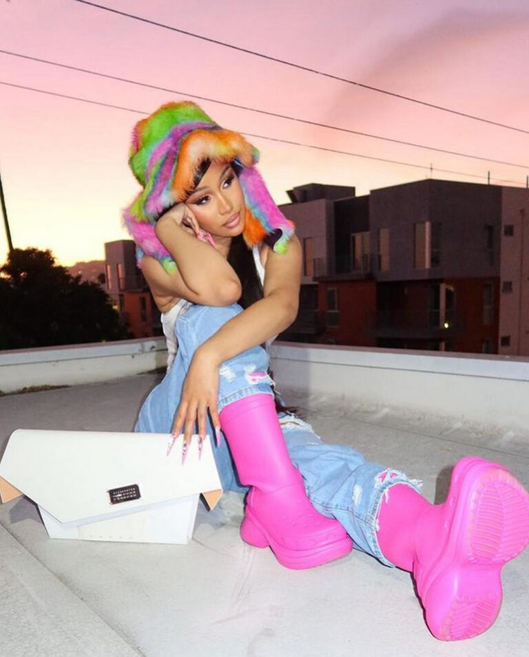 50 Celebrities Who Love Wearing Crocs - Hood MWR