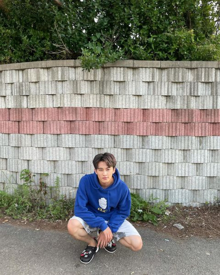 50 Celebrities Who Love Wearing Crocs - Hood MWR