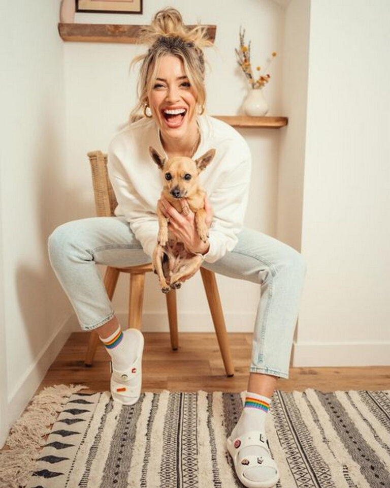 50 Celebrities Who Love Wearing Crocs - Hood MWR