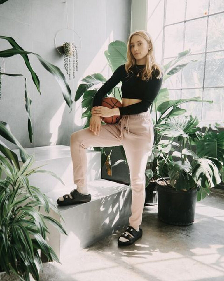 50 Celebrities Who Love Wearing Crocs - Hood MWR