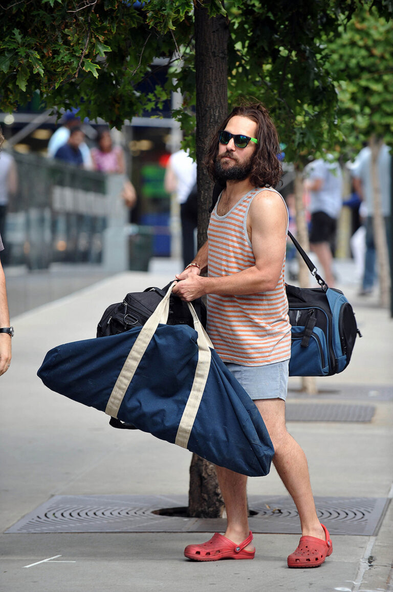 50 Celebrities Who Love Wearing Crocs - Hood MWR