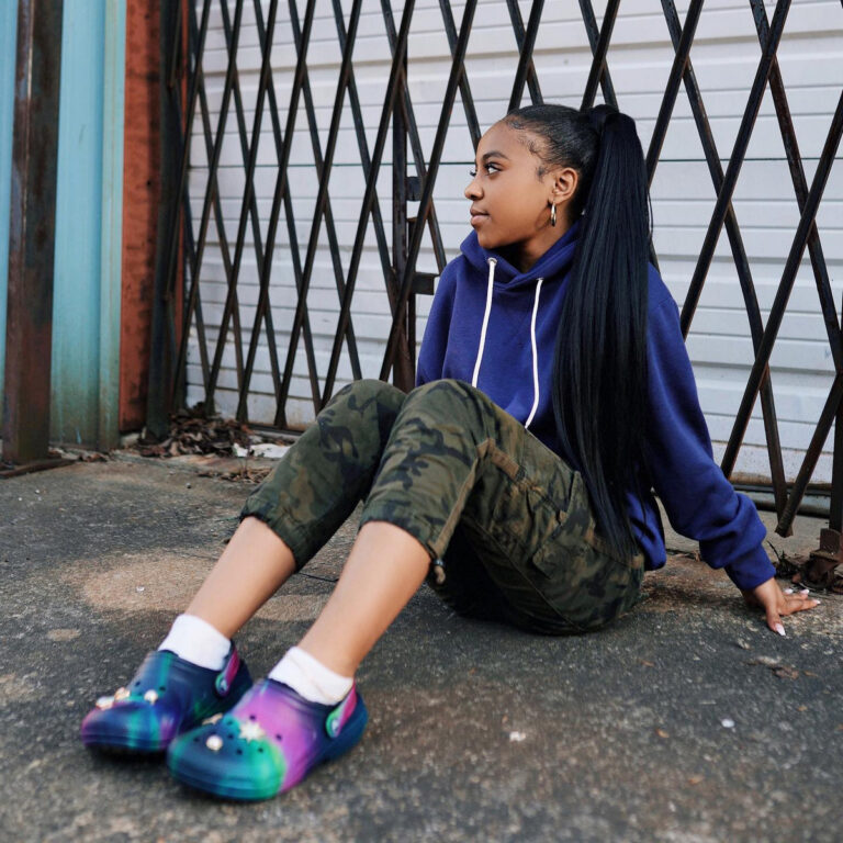 50 Celebrities Who Love Wearing Crocs - Hood MWR