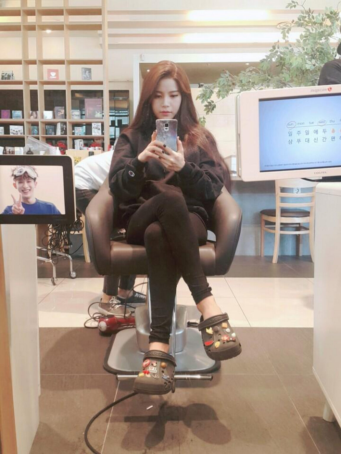 50 Celebrities Who Love Wearing Crocs - Hood MWR