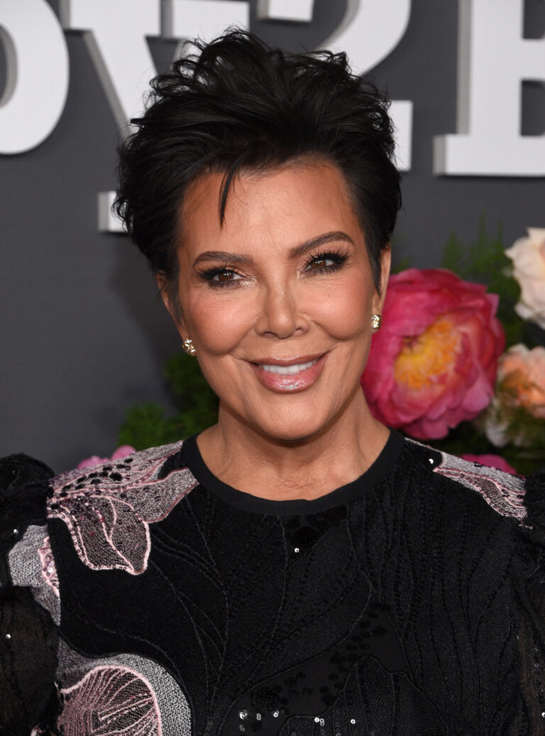 35 Kris Jenner Hairstyles, Haircuts & Colors - Hood MWR
