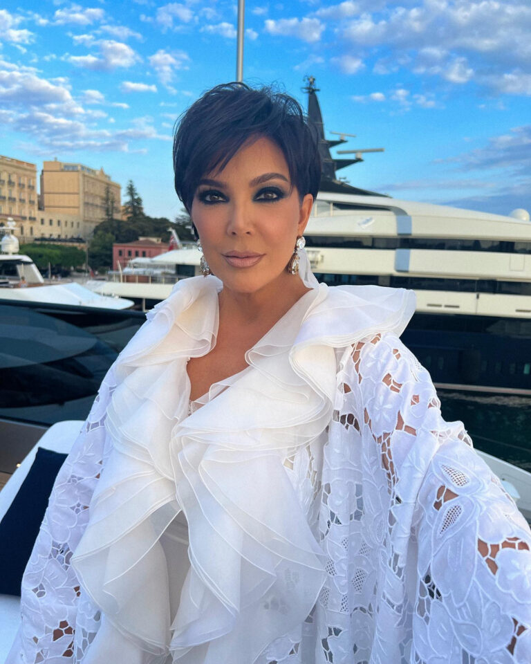 35 Kris Jenner Hairstyles, Haircuts & Colors - Hood MWR