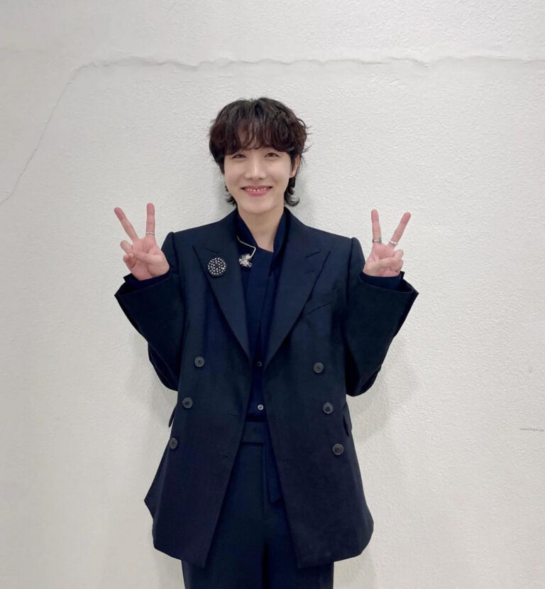 35 K-Pop Hairstyles For Men in 2023