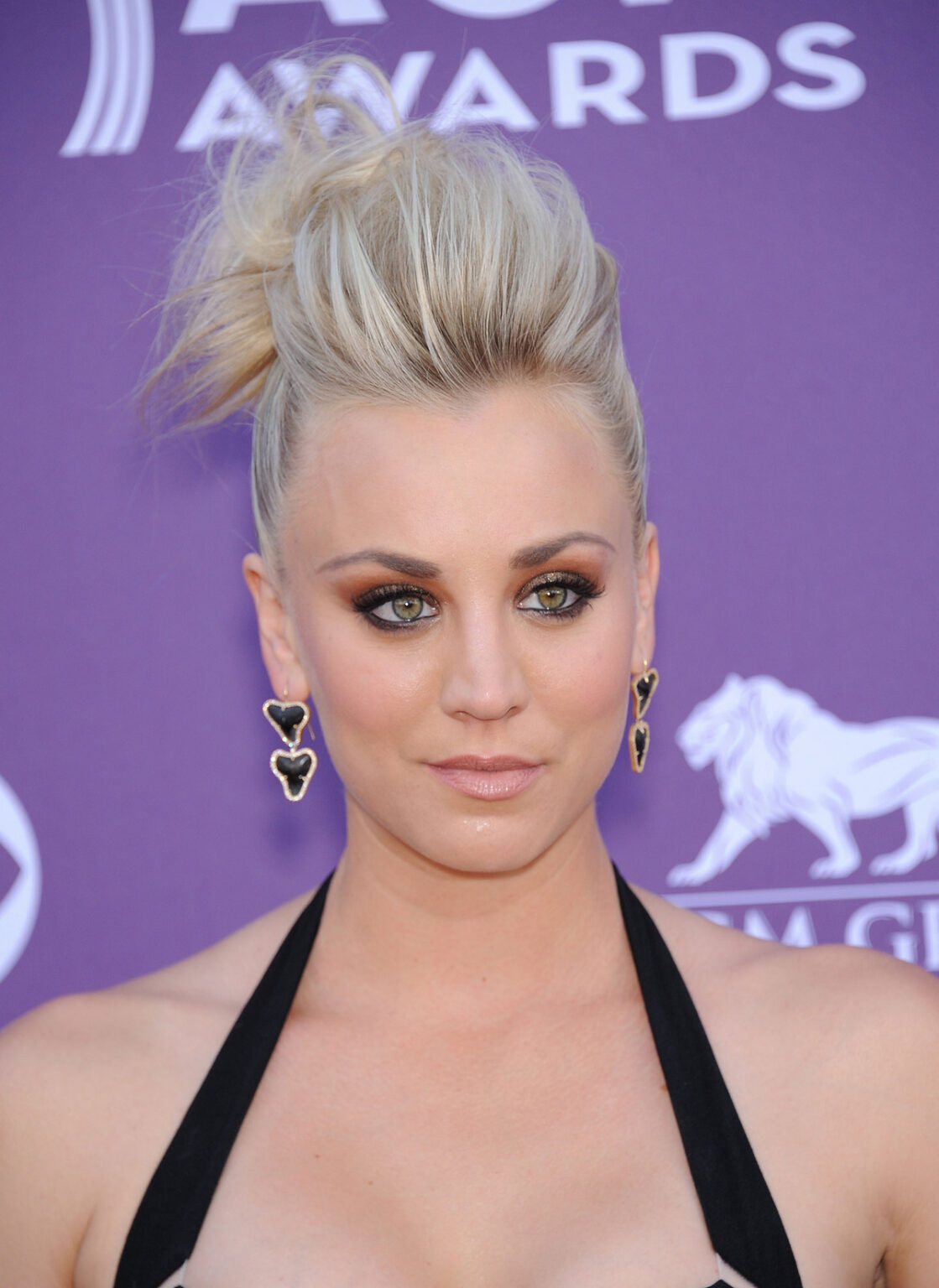35 Glamorous Kaley Cuoco Hairstyles to Inspire Your Look - Hood MWR