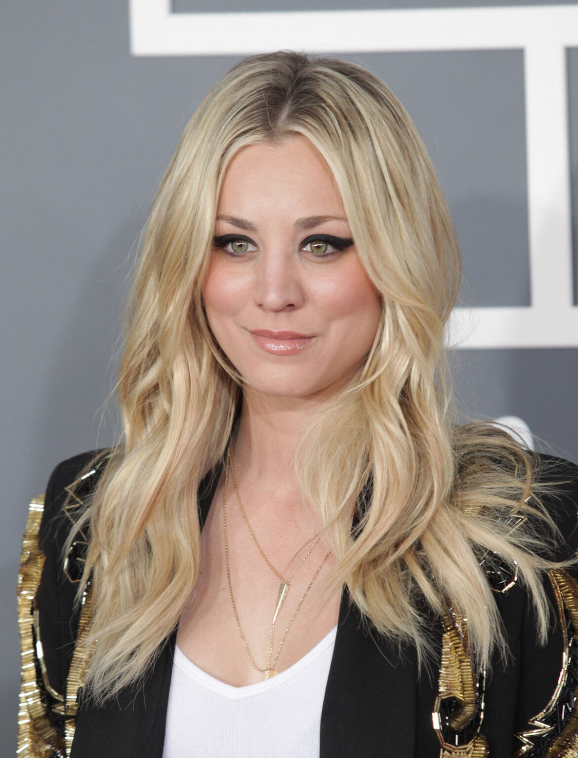 35 Glamorous Kaley Cuoco Hairstyles to Inspire Your Look - Hood MWR
