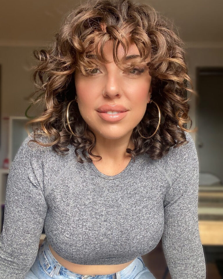 35 Gorgeous Wavy Hair with Bangs Ideas: Stay on Trend! - Hood MWR
