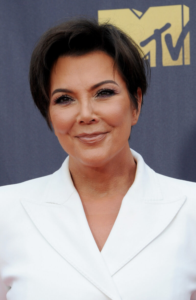 35 Kris Jenner Hairstyles, Haircuts & Colors - Hood MWR