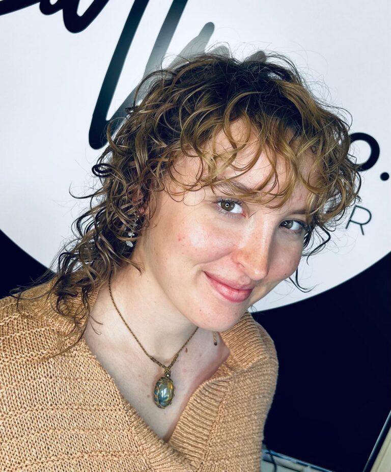 52 Women's Curly Mullet Hairstyles: Embrace the Stylish Revolution ...