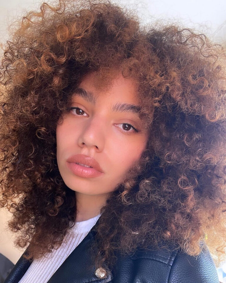 65 Gorgeous Medium Haircuts with Bangs - Hood MWR