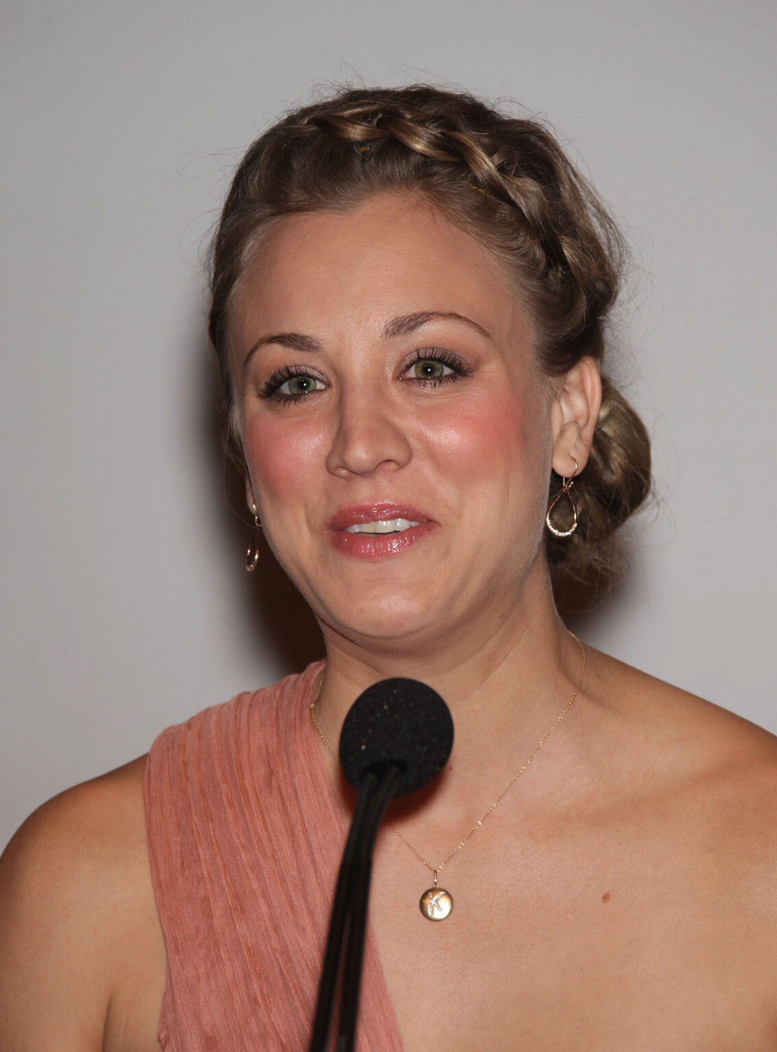 35 Glamorous Kaley Cuoco Hairstyles to Inspire Your Look - Hood MWR