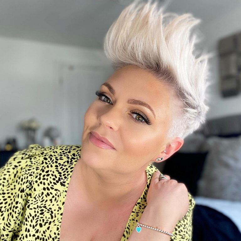 35 Hairstyles Tailored for Women with Big Faces: Flattering & Fabulous ...