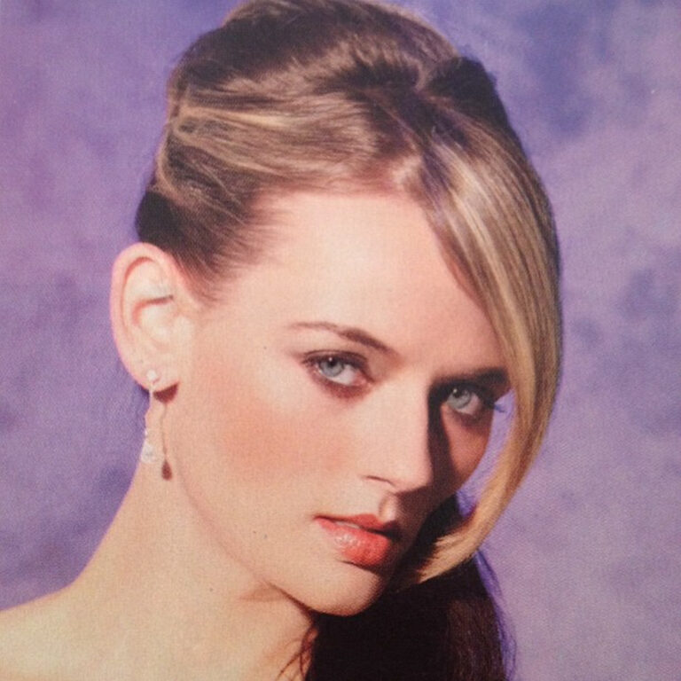 35 Swoop Bang Hairstyles Ideas to Try 2023 - Hood MWR