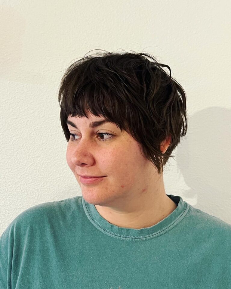 35 Hairstyles Tailored for Women with Big Faces: Flattering & Fabulous ...