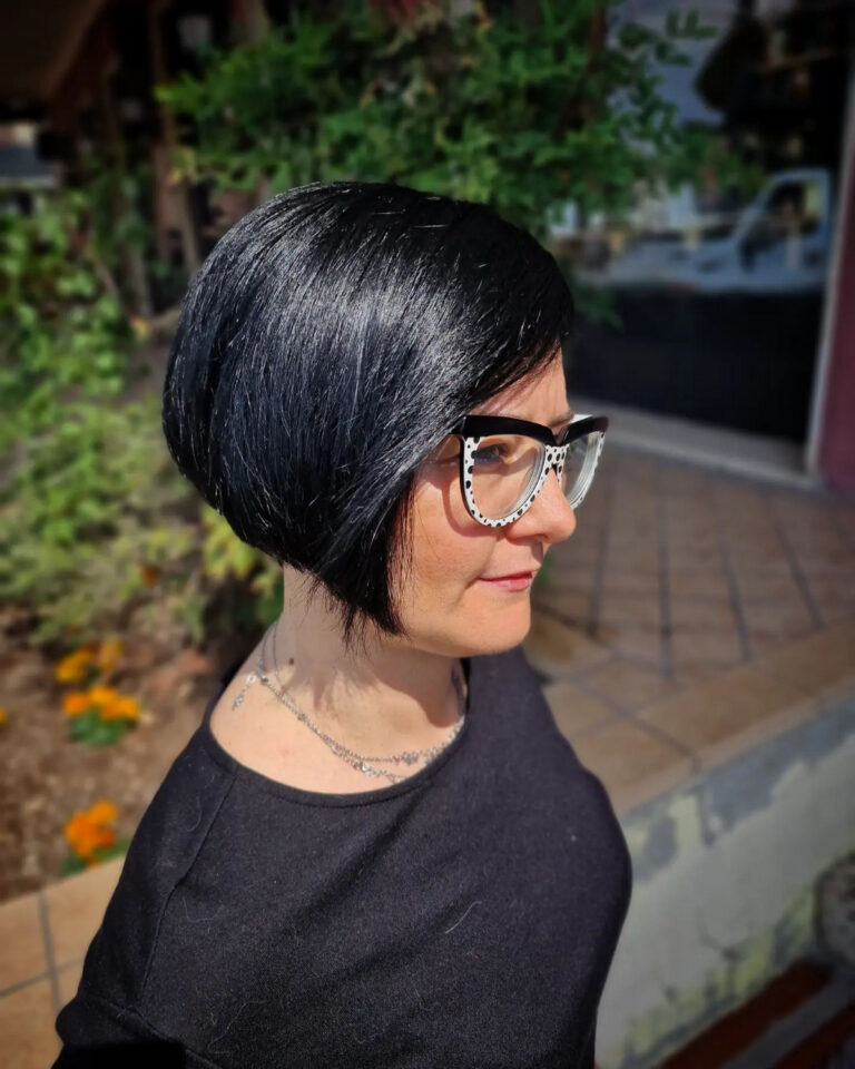 35 Beautiful Short Hairstyles for Women With Glasses - Hood MWR