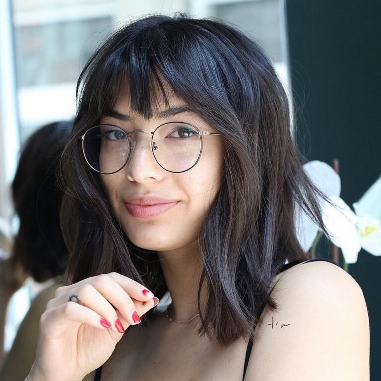 35 Beautiful Short Hairstyles for Women With Glasses - Hood MWR