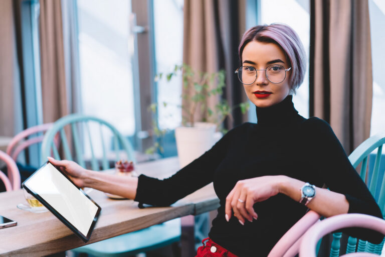 35 Beautiful Short Hairstyles for Women With Glasses - Hood MWR