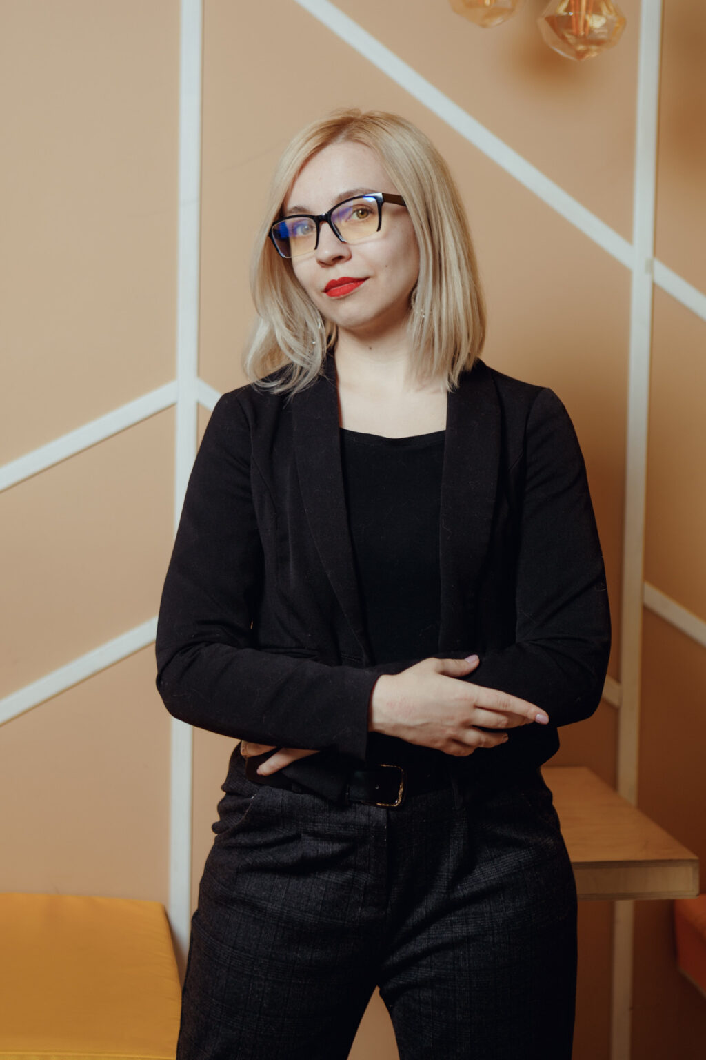 35 Beautiful Short Hairstyles for Women With Glasses - Hood MWR