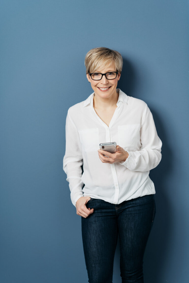 35 Beautiful Short Hairstyles for Women With Glasses - Hood MWR