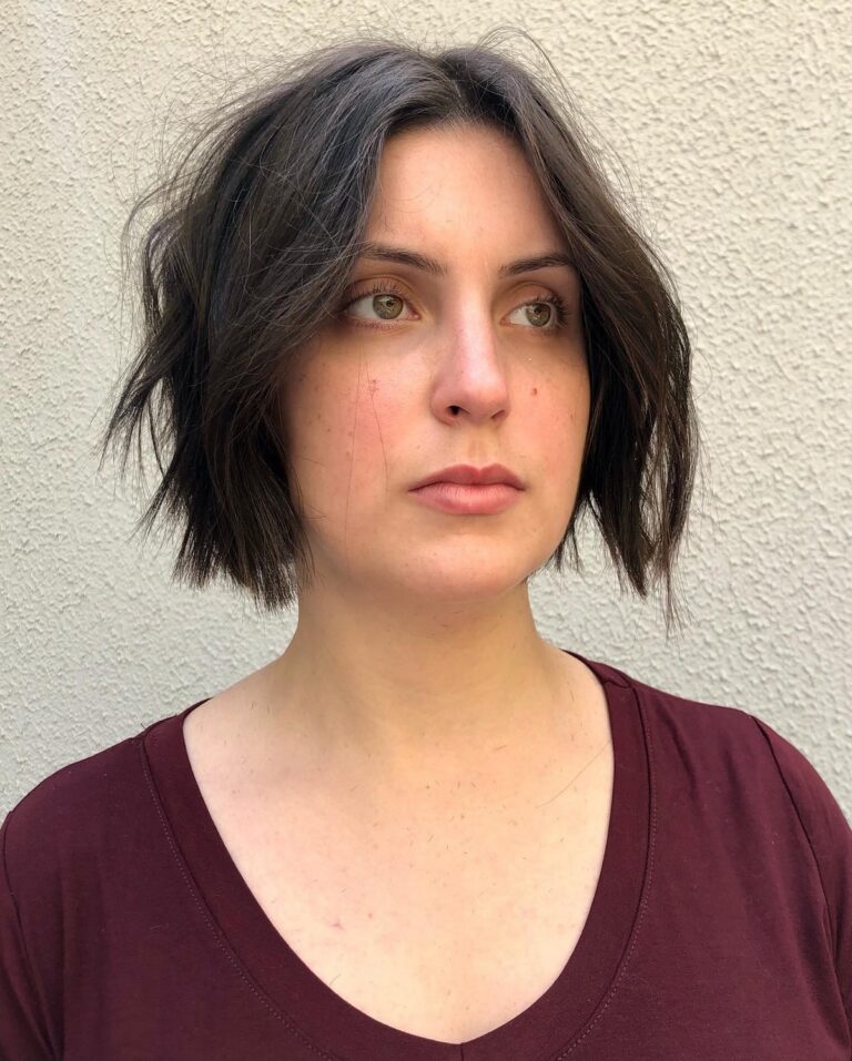 35 Hairstyles Tailored for Women with Big Faces: Flattering & Fabulous ...