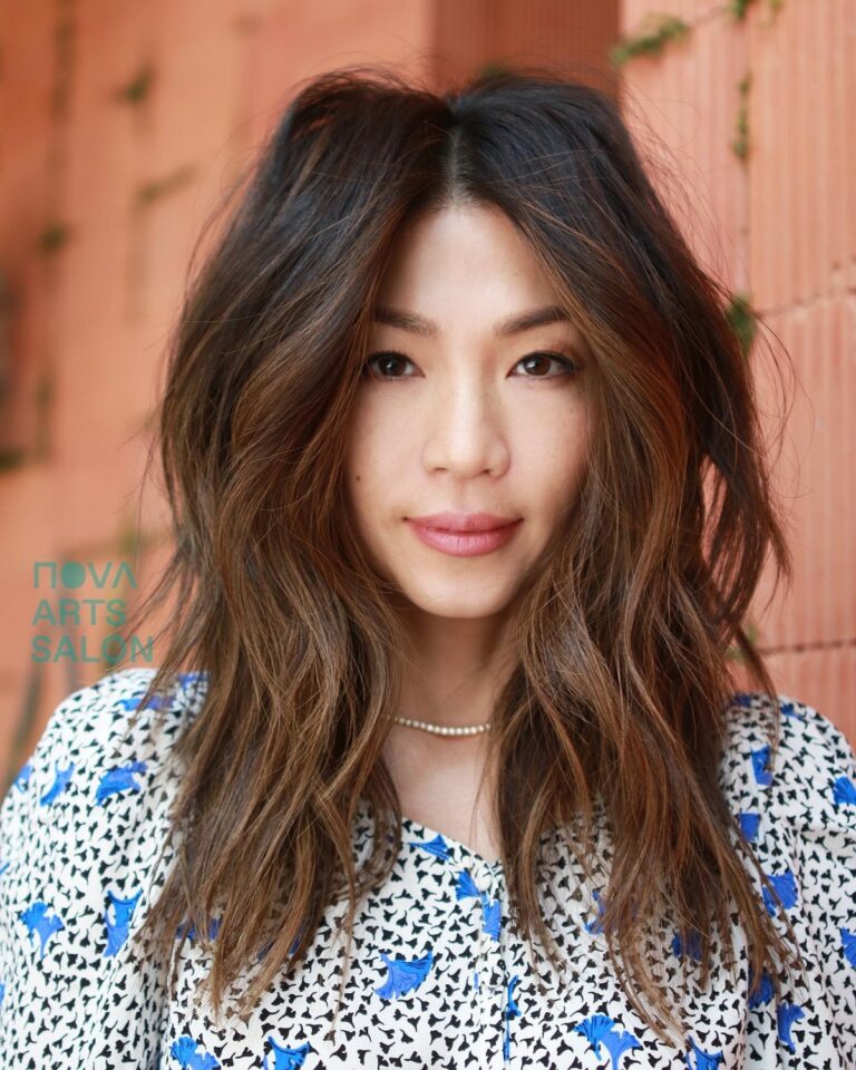 62 Middle Part Hairstyles for Women: Like a Celebrity - Hood MWR