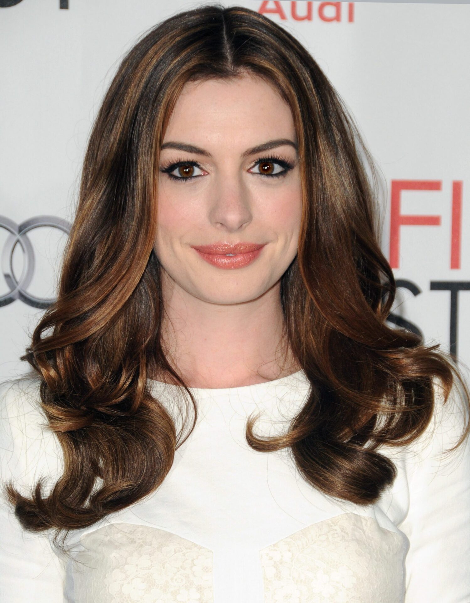 62 Middle Part Hairstyles for Women: Like a Celebrity - Hood MWR