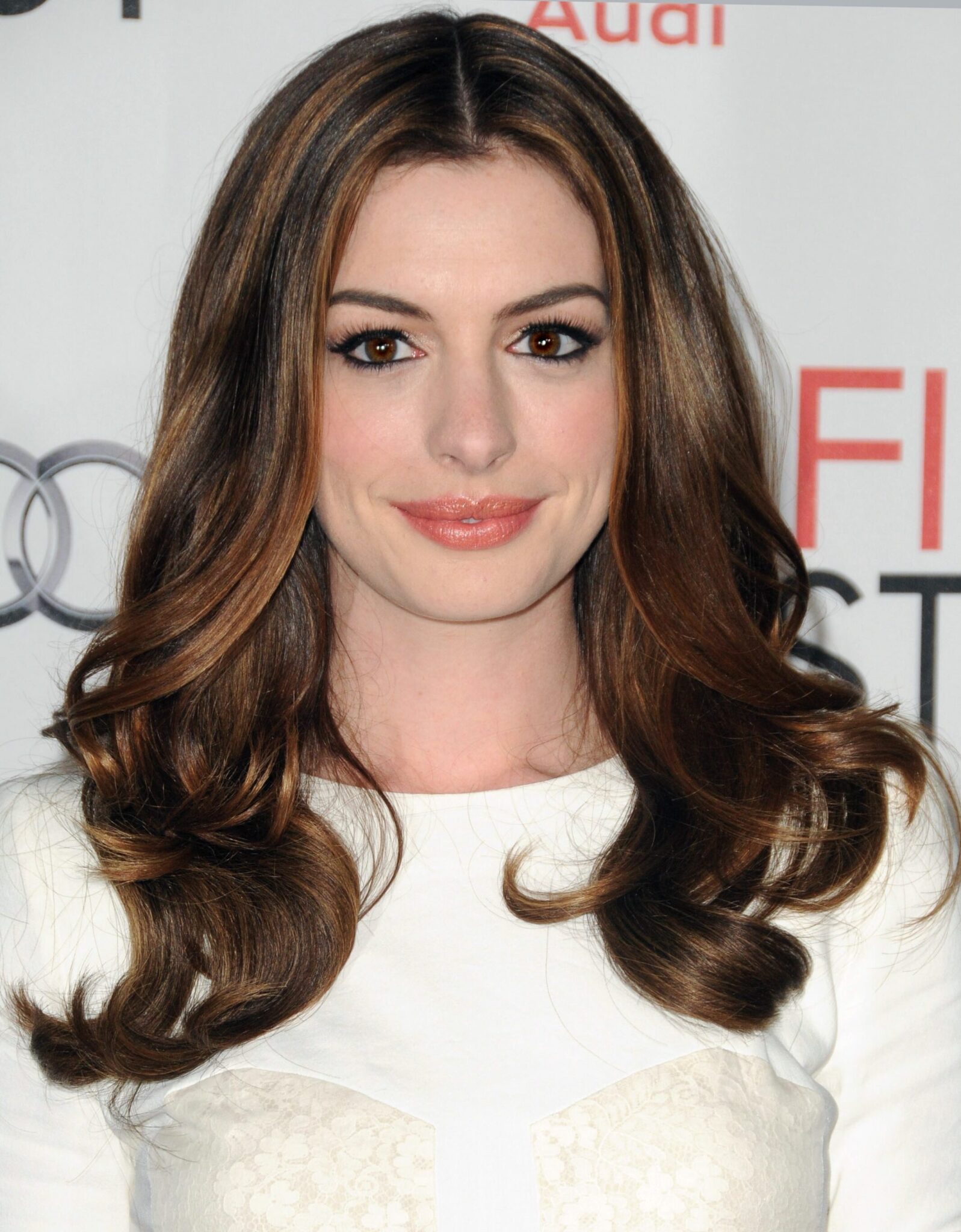 62 Middle Part Hairstyles for Women: Like a Celebrity - Hood MWR