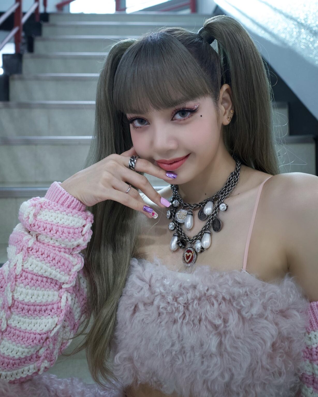 35 K-pop Hairstyles For Women: Trendy and Bold Haircuts - Hood MWR