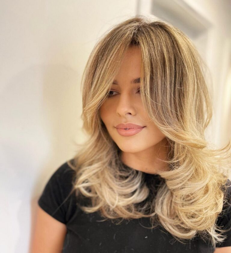 62 Middle Part Hairstyles for Women: Like a Celebrity - Hood MWR